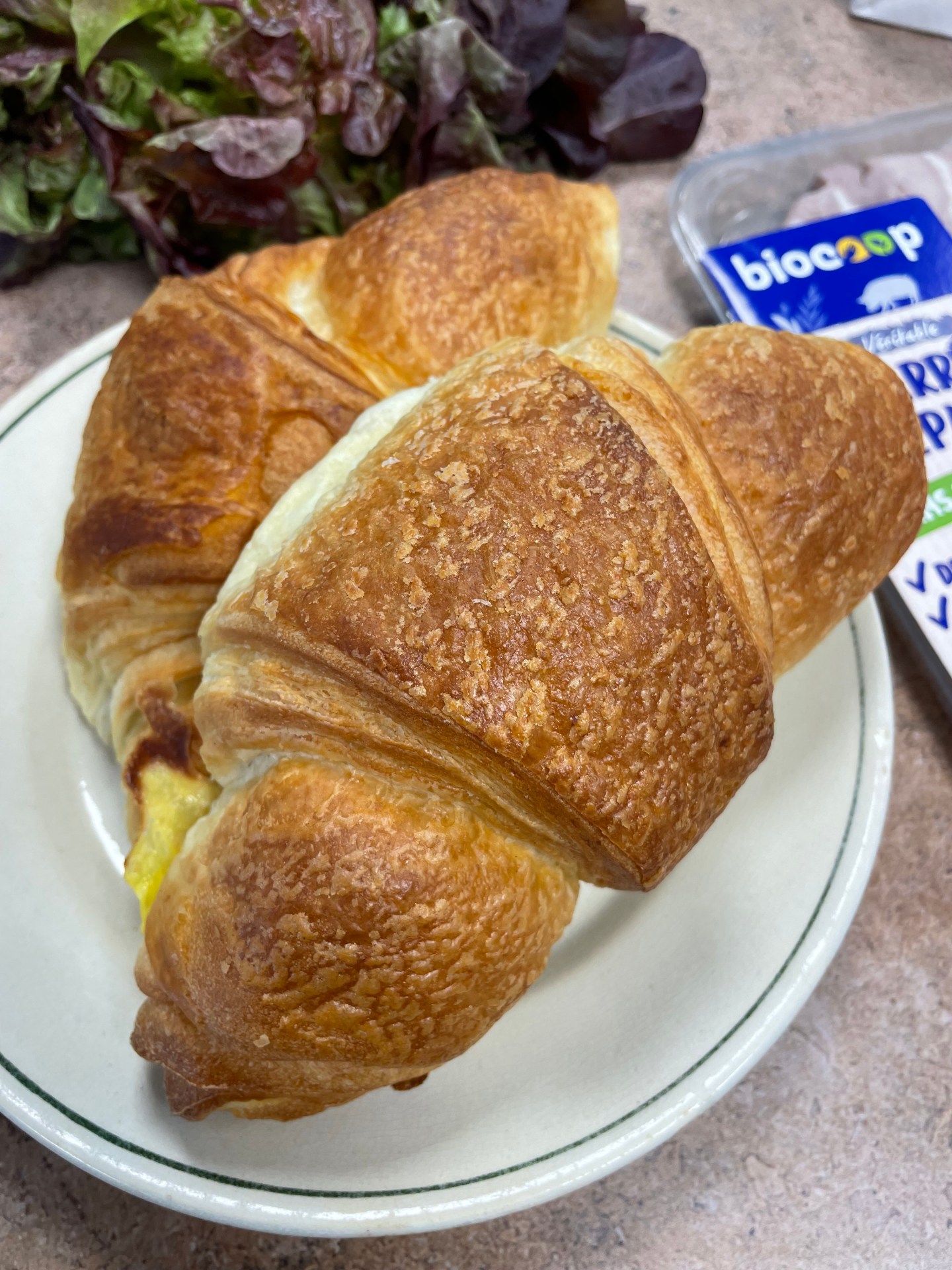 Croissant salé au jambon, à l’emmental et à la béchamel – Cuisine-moi ...