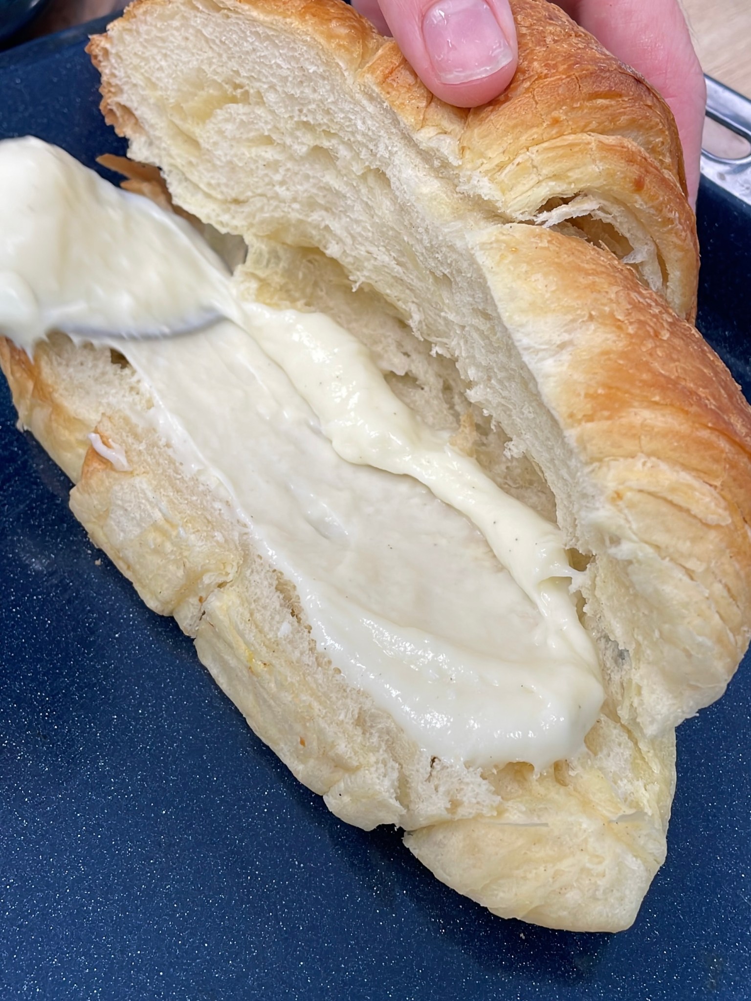 Croissant salé au jambon, à l’emmental et à la béchamel – Cuisine-moi ...
