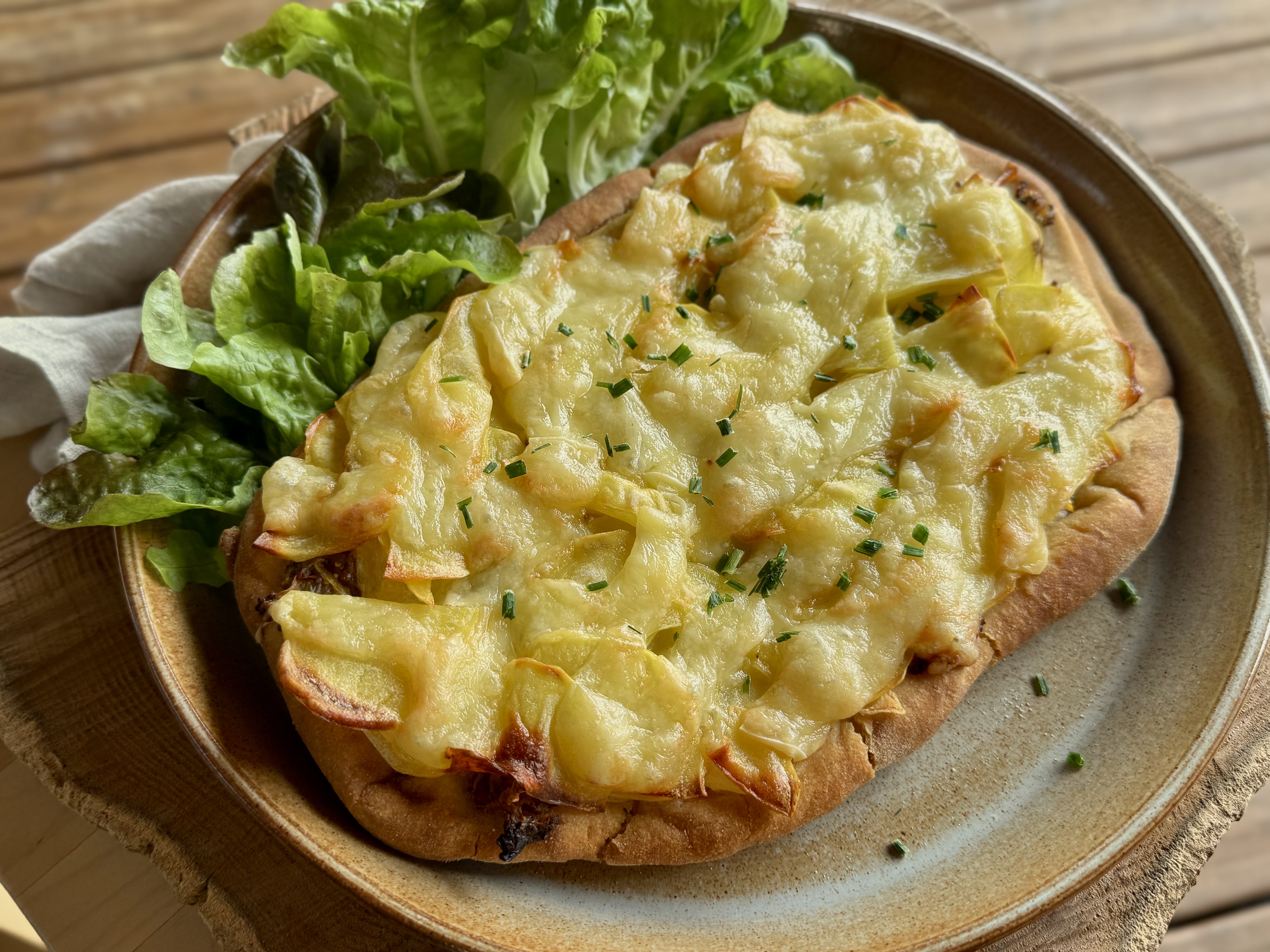 Pinsa façon raclette aux pommes de terre et à la compotée d’oignons ...