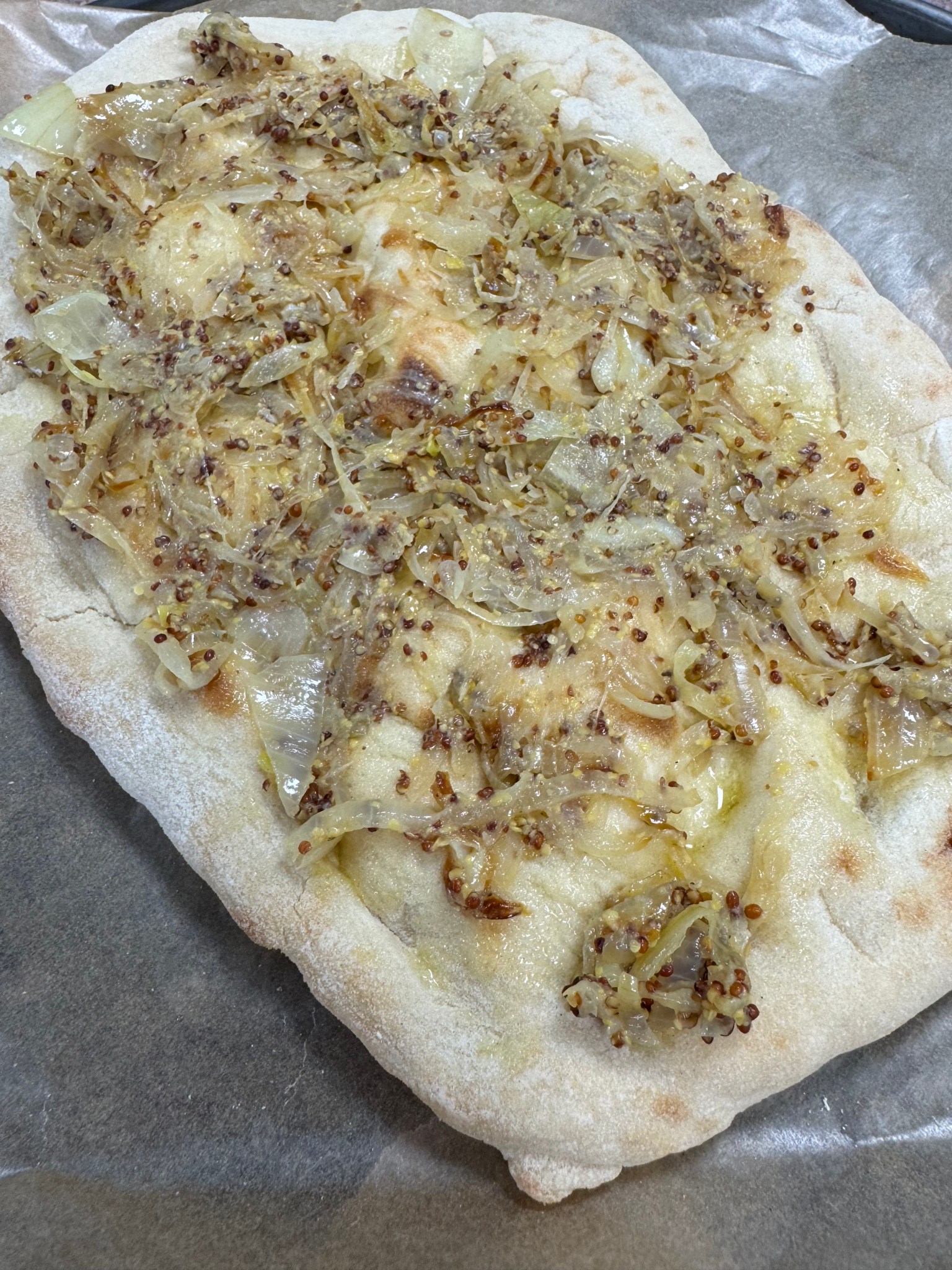 Pinsa façon raclette aux pommes de terre et à la compotée d’oignons ...