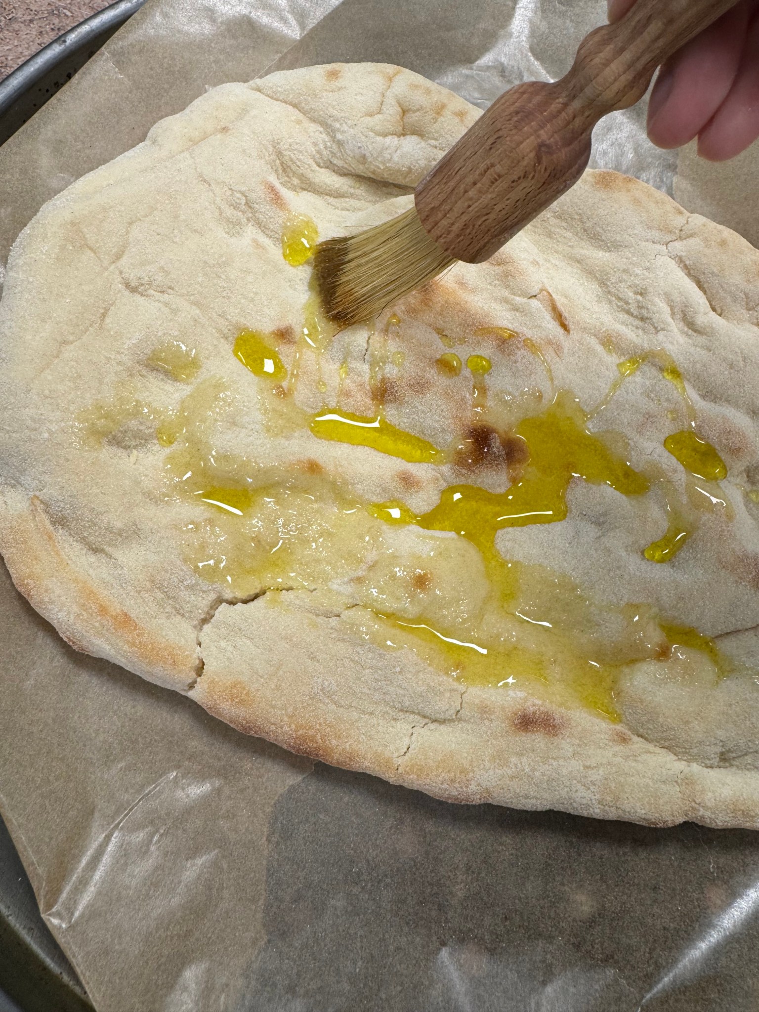 Pinsa façon raclette aux pommes de terre et à la compotée d’oignons ...